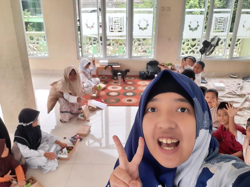 I teach English with 18 students at my workplace now. I don't teach ... I teach English with 18 students at my workplace now. I don't teach ...